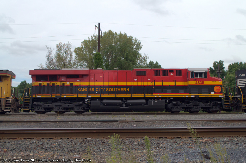 KCS ES44AC 4836 trails on YPMO-01